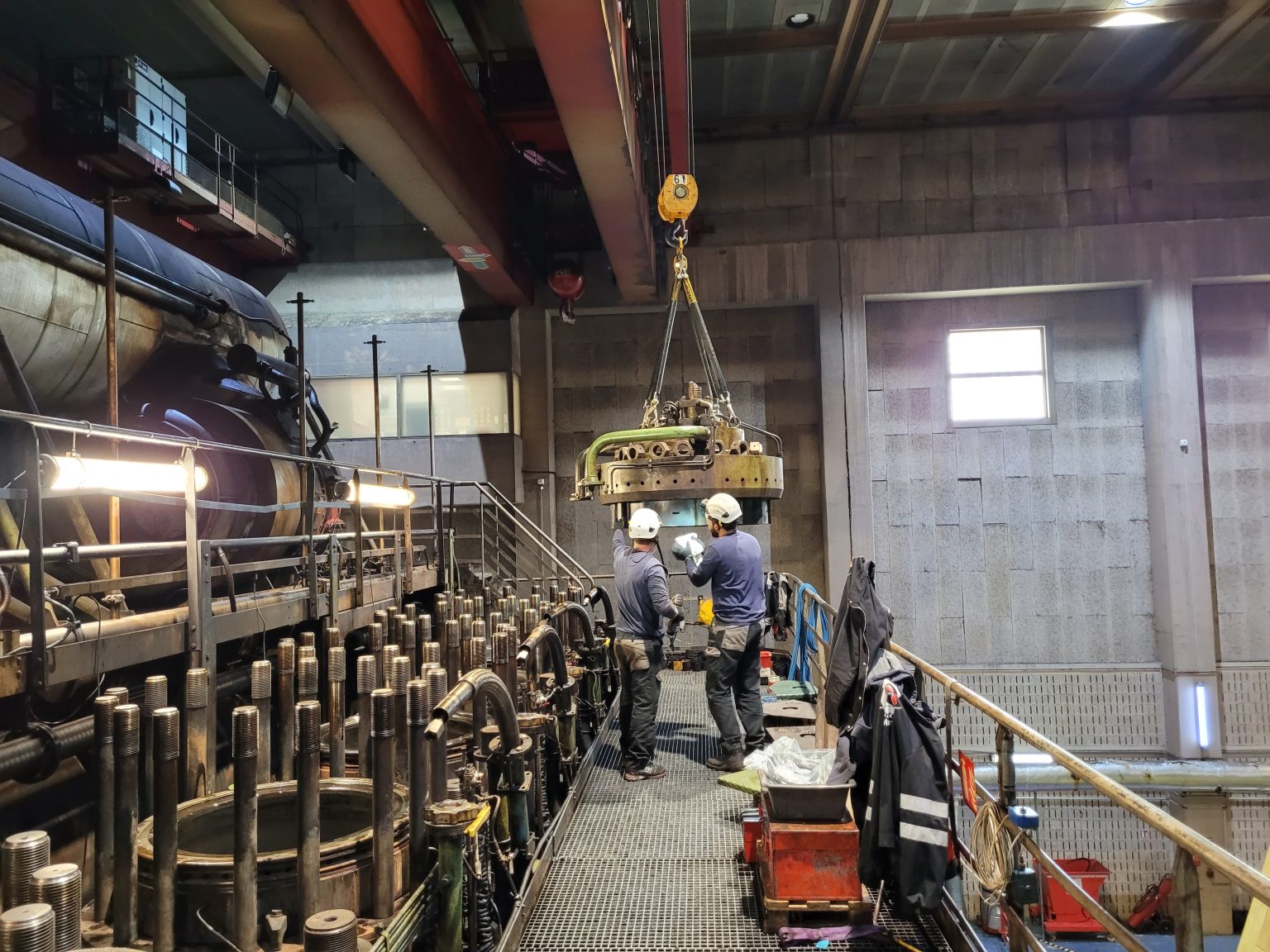 Manutention d'un piston d'un moteur Sulzer - Nord Motors