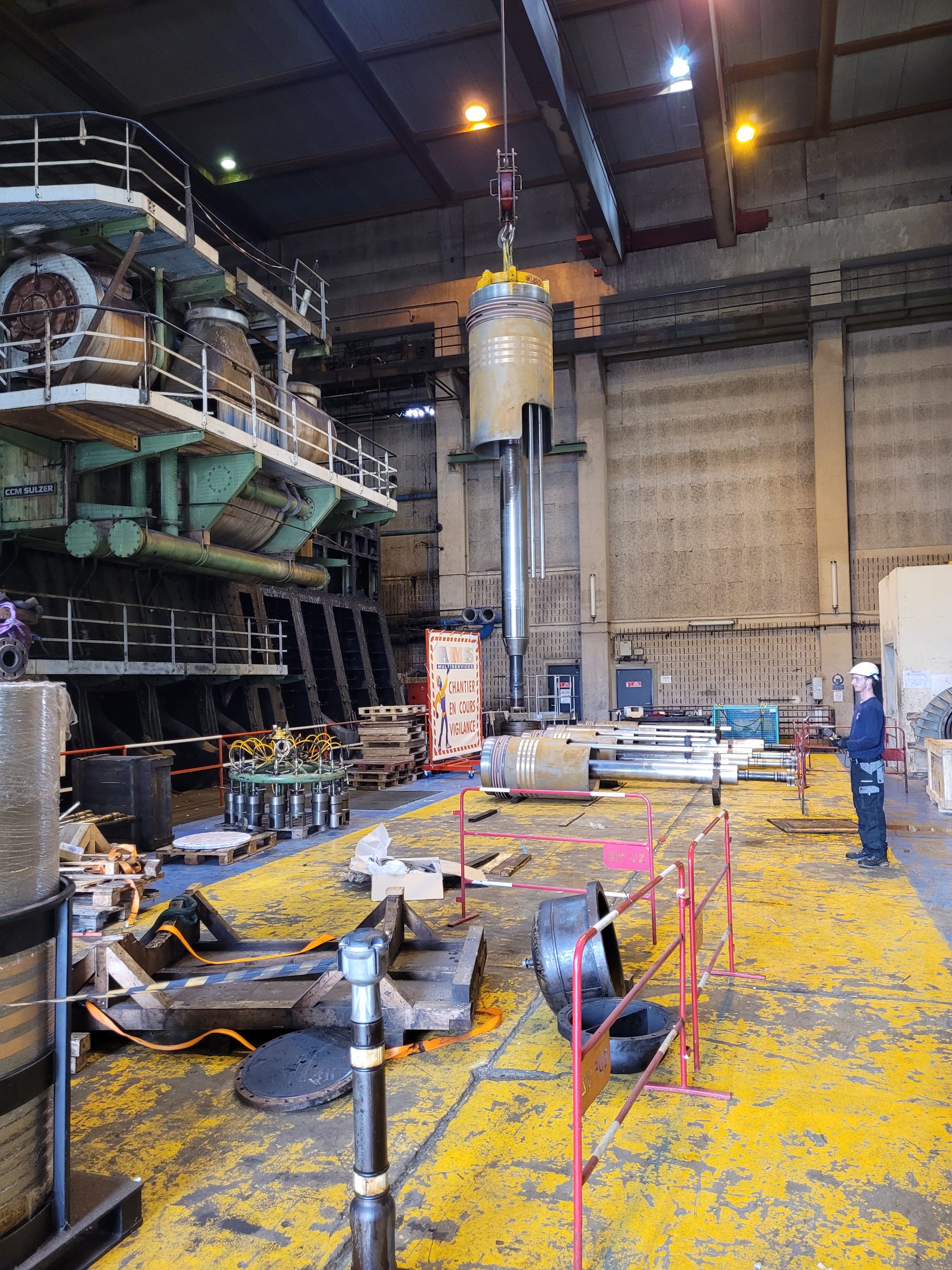Manutention d'un piston d'un moteur Sulzer - Nord Motors